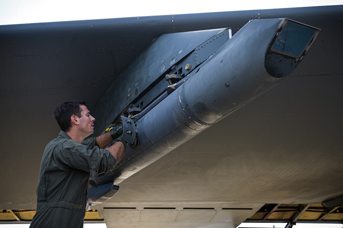 USAF May Submit Cost Report on B-52 Re-Engining in Coming Weeks ...